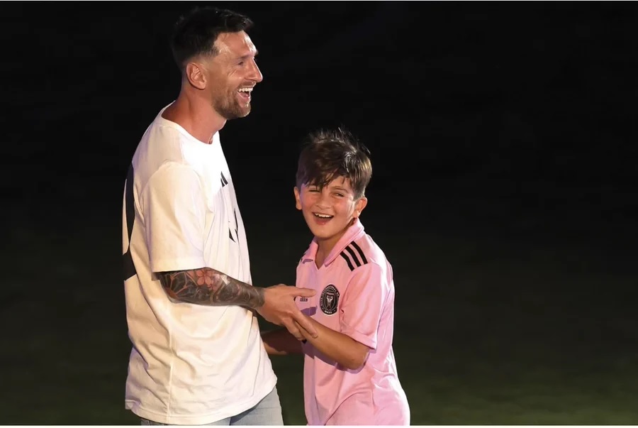 Jaki ojciec, taki syn. Thiago Messi idzie w ślady swojego taty Lionela ...